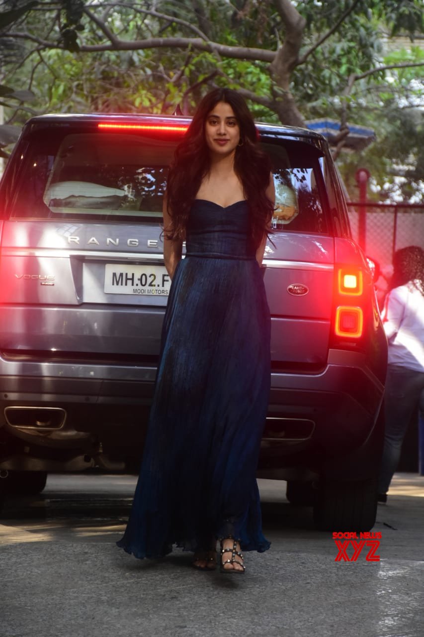 Actress Janhavi Kapoor Spotted At Maddock Office In Santacruz - Gallery ...
