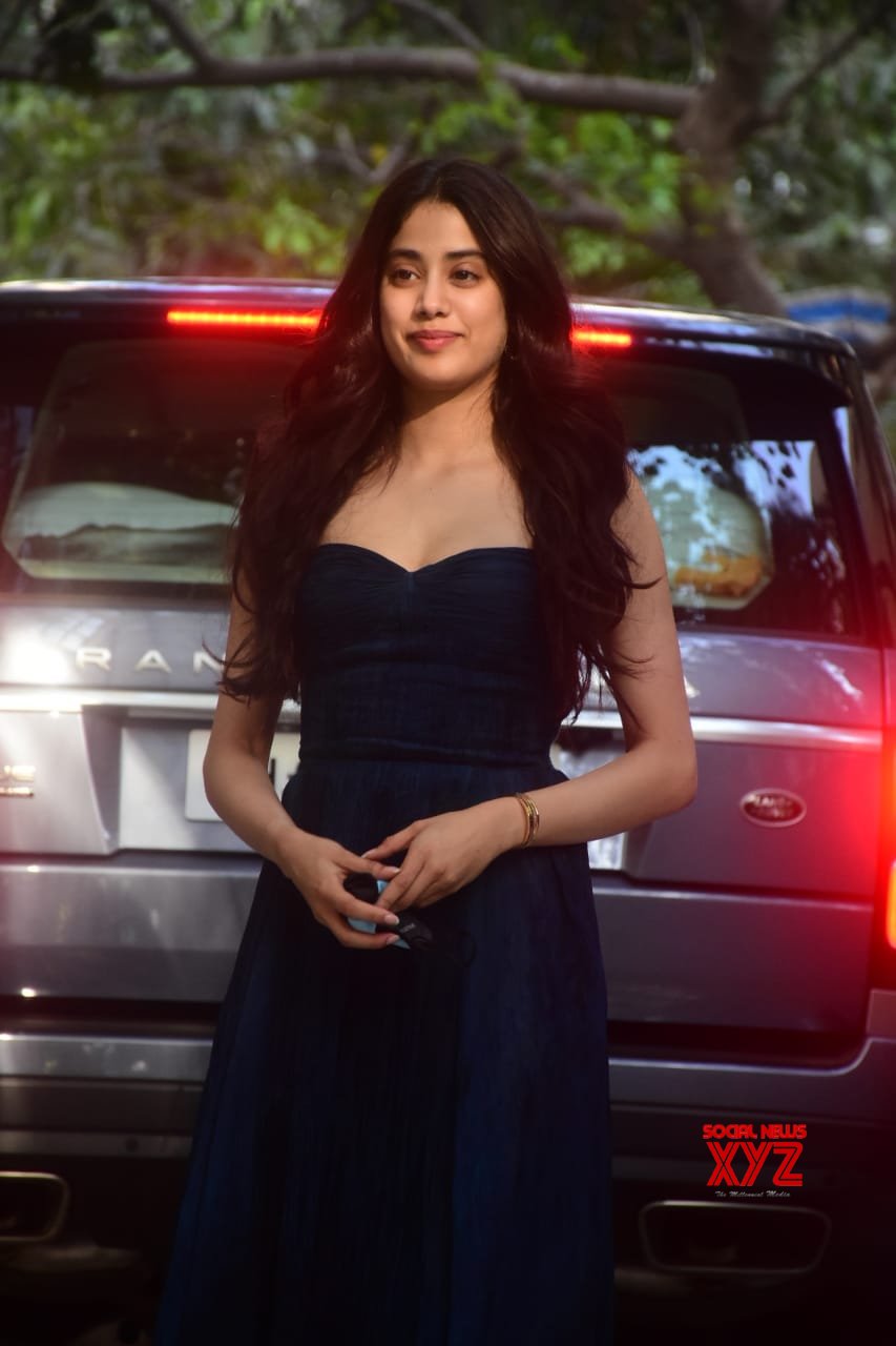 Actress Janhavi Kapoor Spotted At Maddock Office In Santacruz - Gallery ...