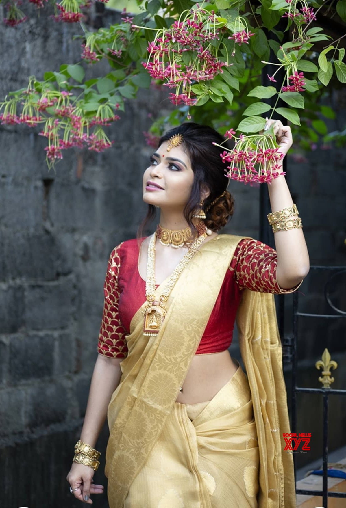 Actress Dharsha Gupta Latest Glamour Stills In A Traditional Saree ...