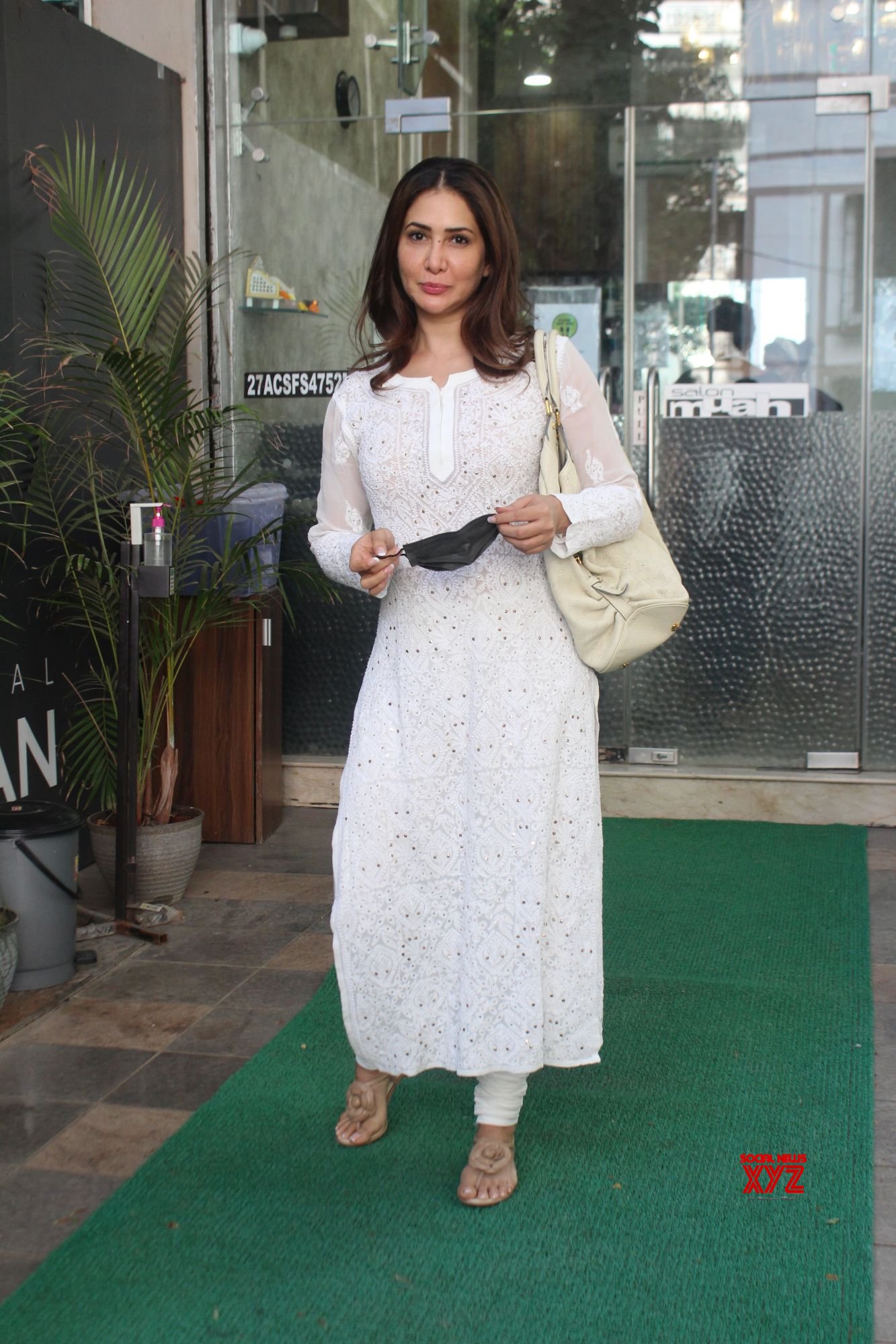 Actress Kim Sharma Spotted At Bandra Muha Salon - Gallery - Social News XYZ
