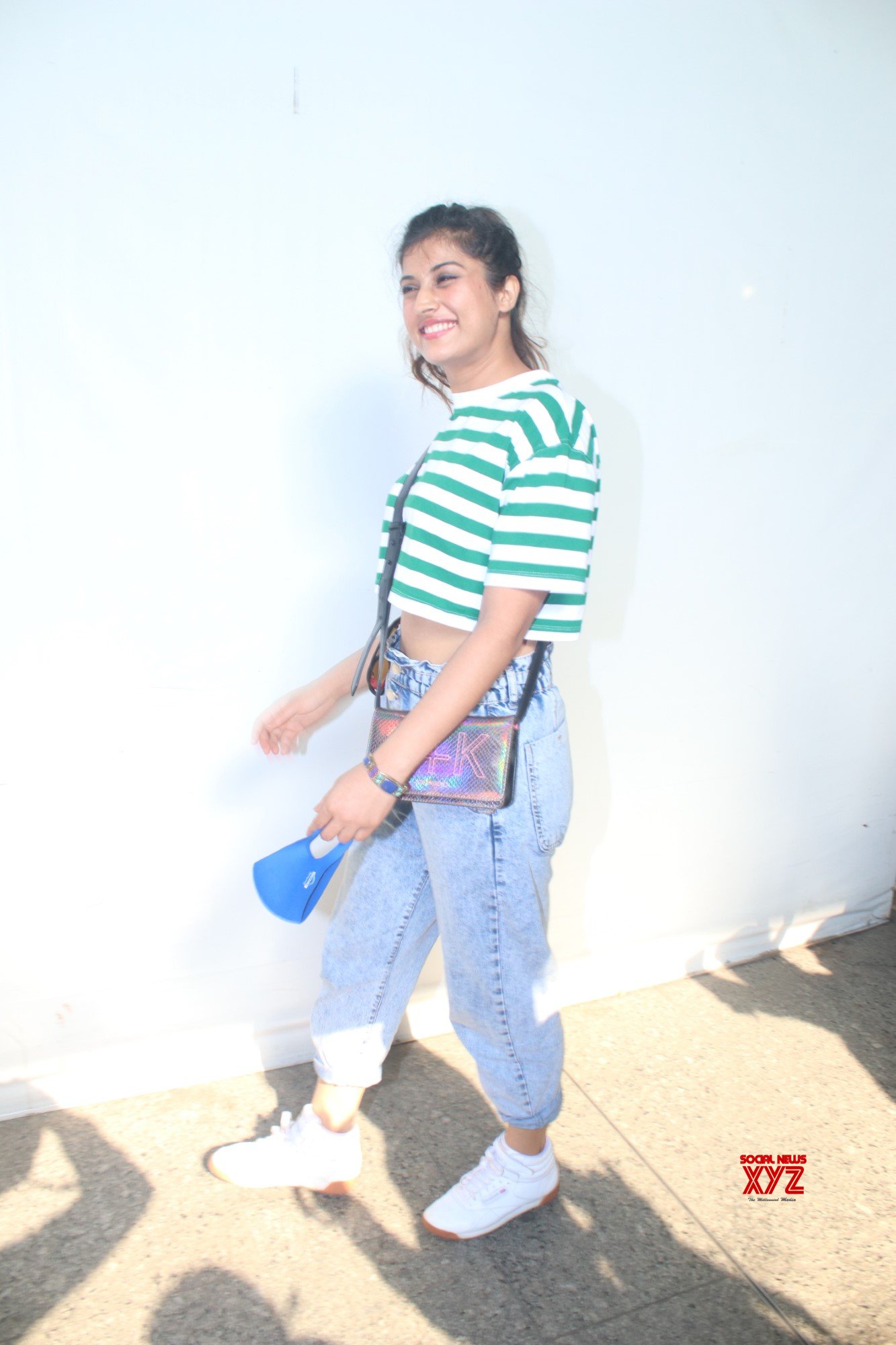 Actress Divinaa Thackur Spotted At Airport Arrival - Gallery - Social ...