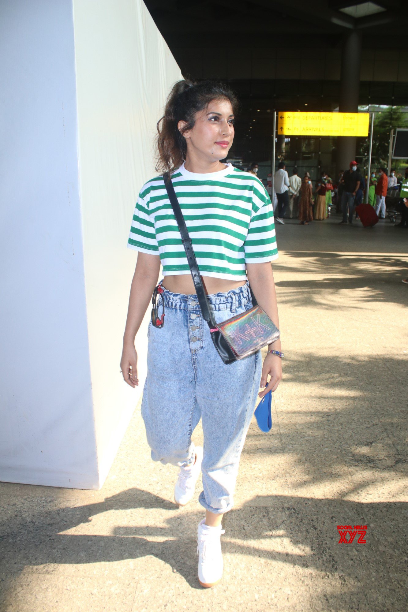 Actress Divinaa Thackur Spotted At Airport Arrival - Gallery - Social ...