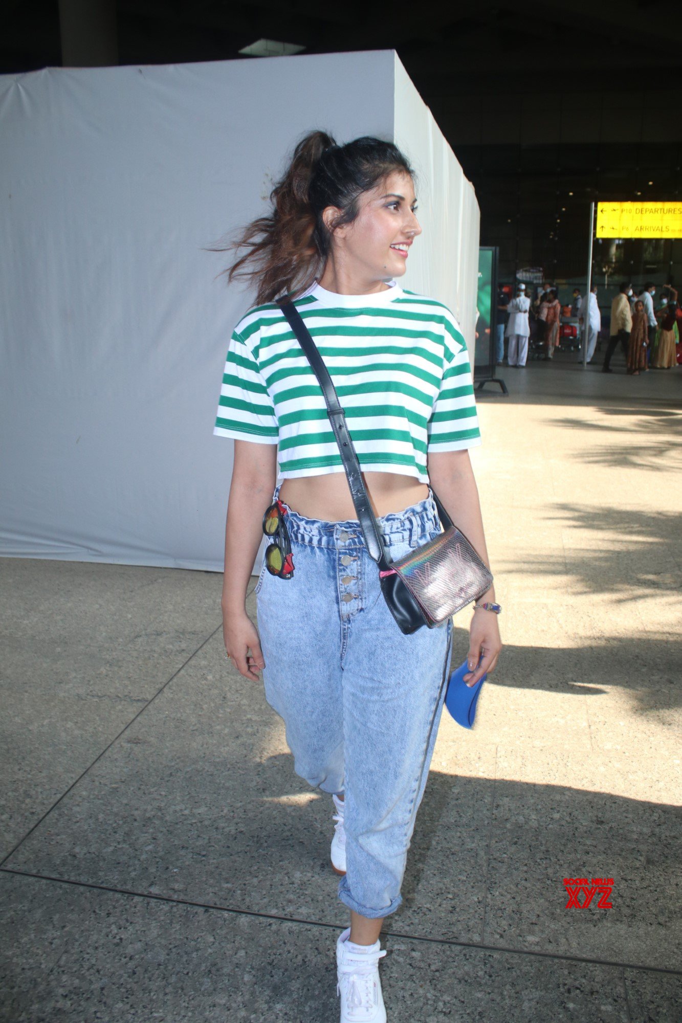 Actress Divinaa Thackur Spotted At Airport Arrival - Gallery - Social ...