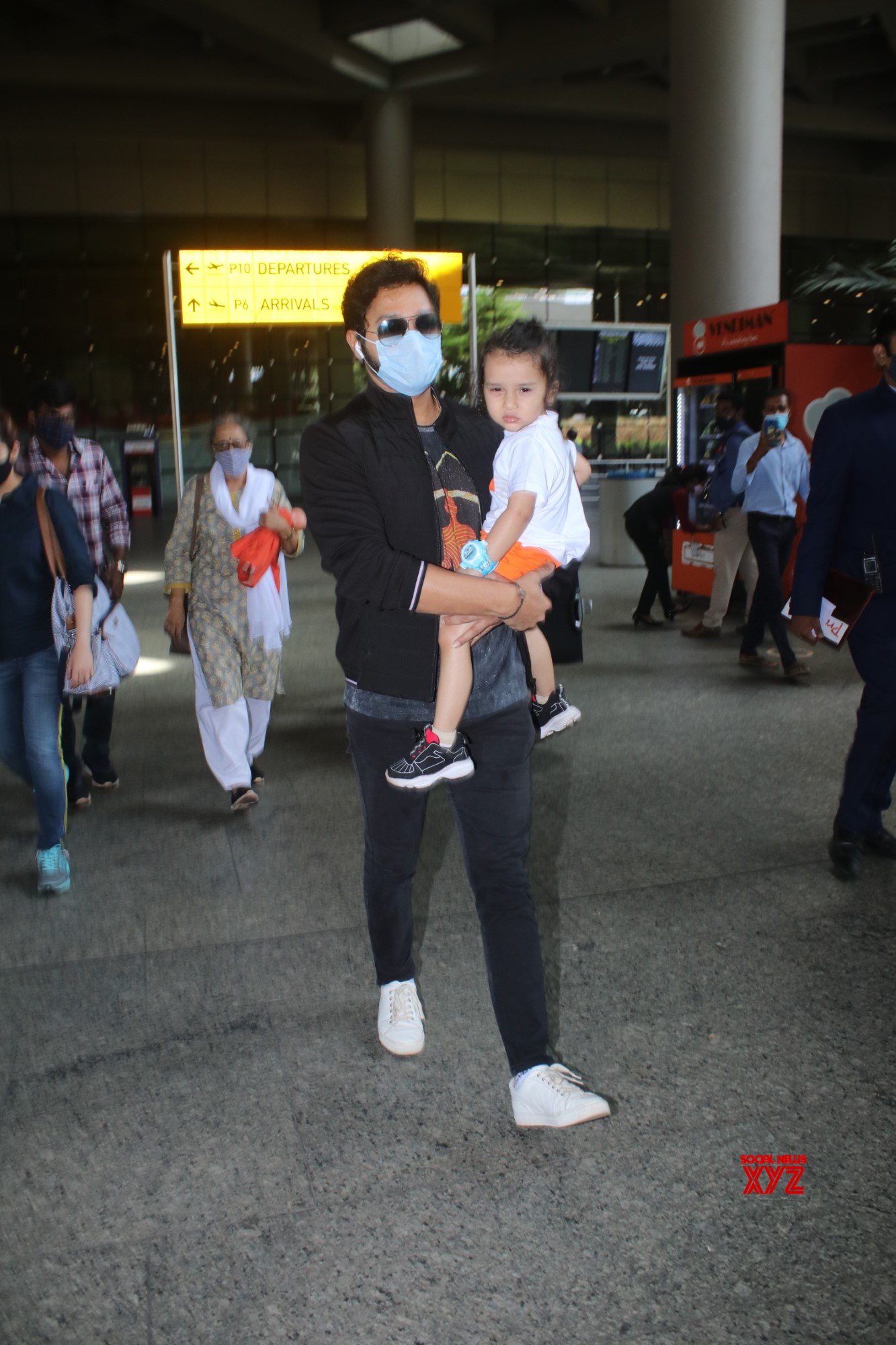 Shreyas Talpade And His Family Spotted At Airport Arrival - Gallery ...