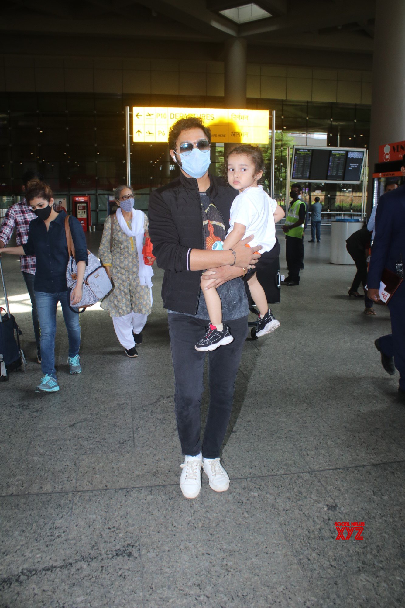 Shreyas Talpade And His Family Spotted At Airport Arrival - Gallery ...