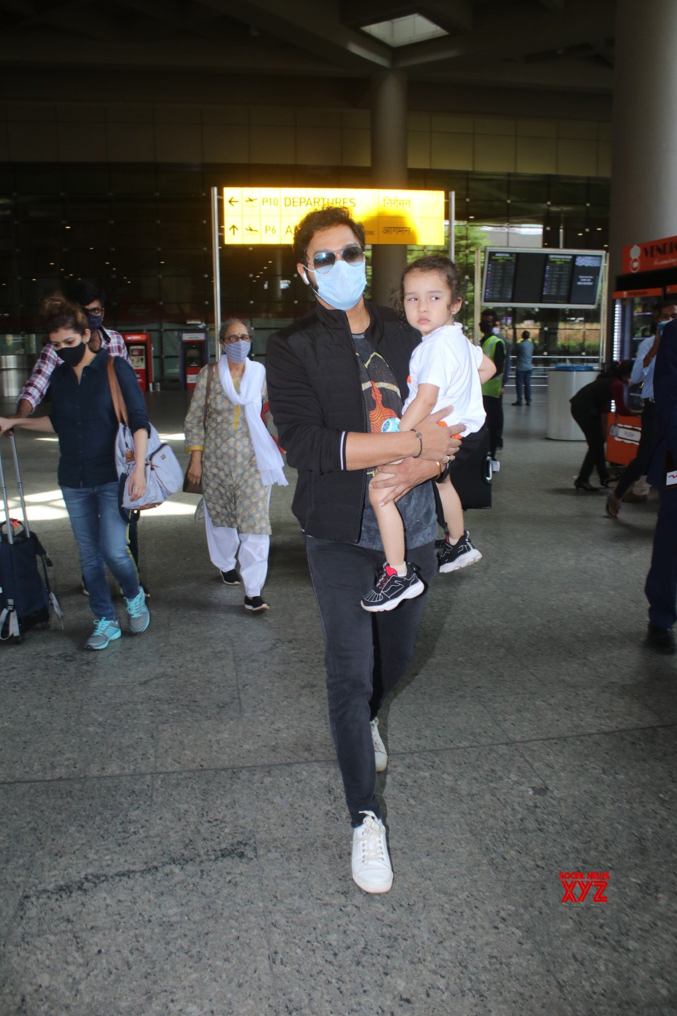 Shreyas Talpade And His Family Spotted At Airport Arrival - Gallery ...