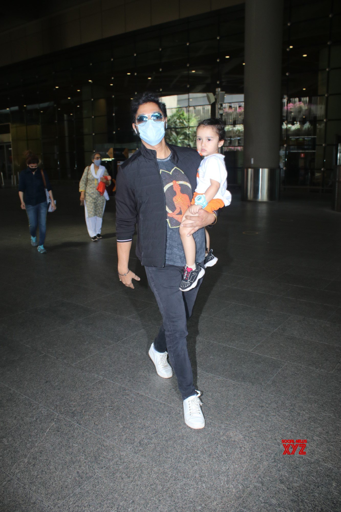 Shreyas Talpade And His Family Spotted At Airport Arrival - Gallery ...