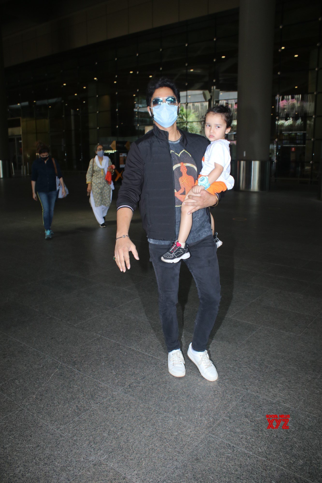 Shreyas Talpade And His Family Spotted At Airport Arrival - Gallery ...