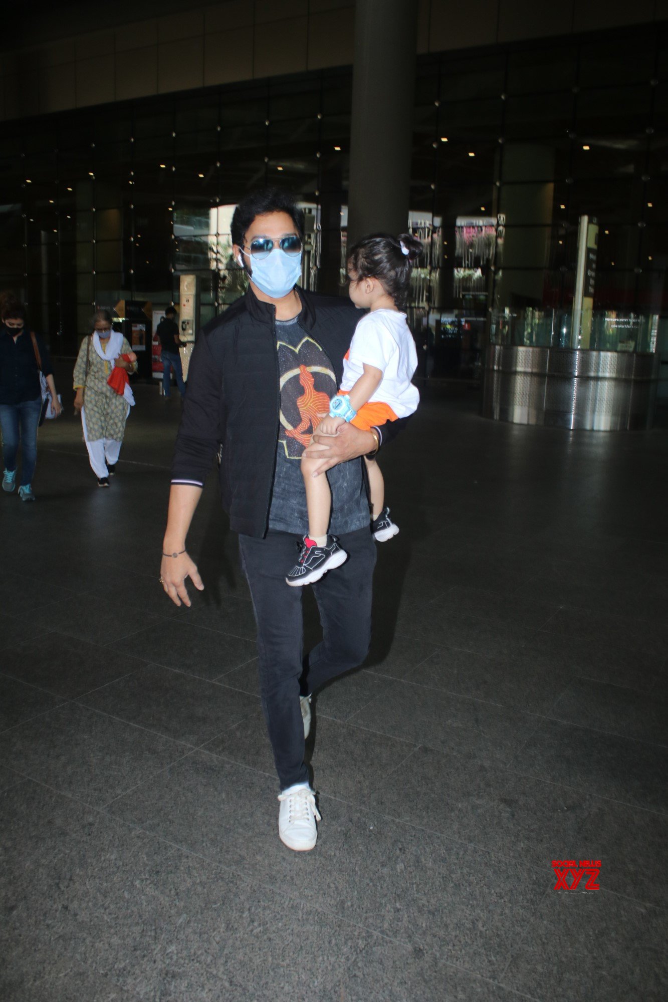 Shreyas Talpade And His Family Spotted At Airport Arrival - Gallery ...