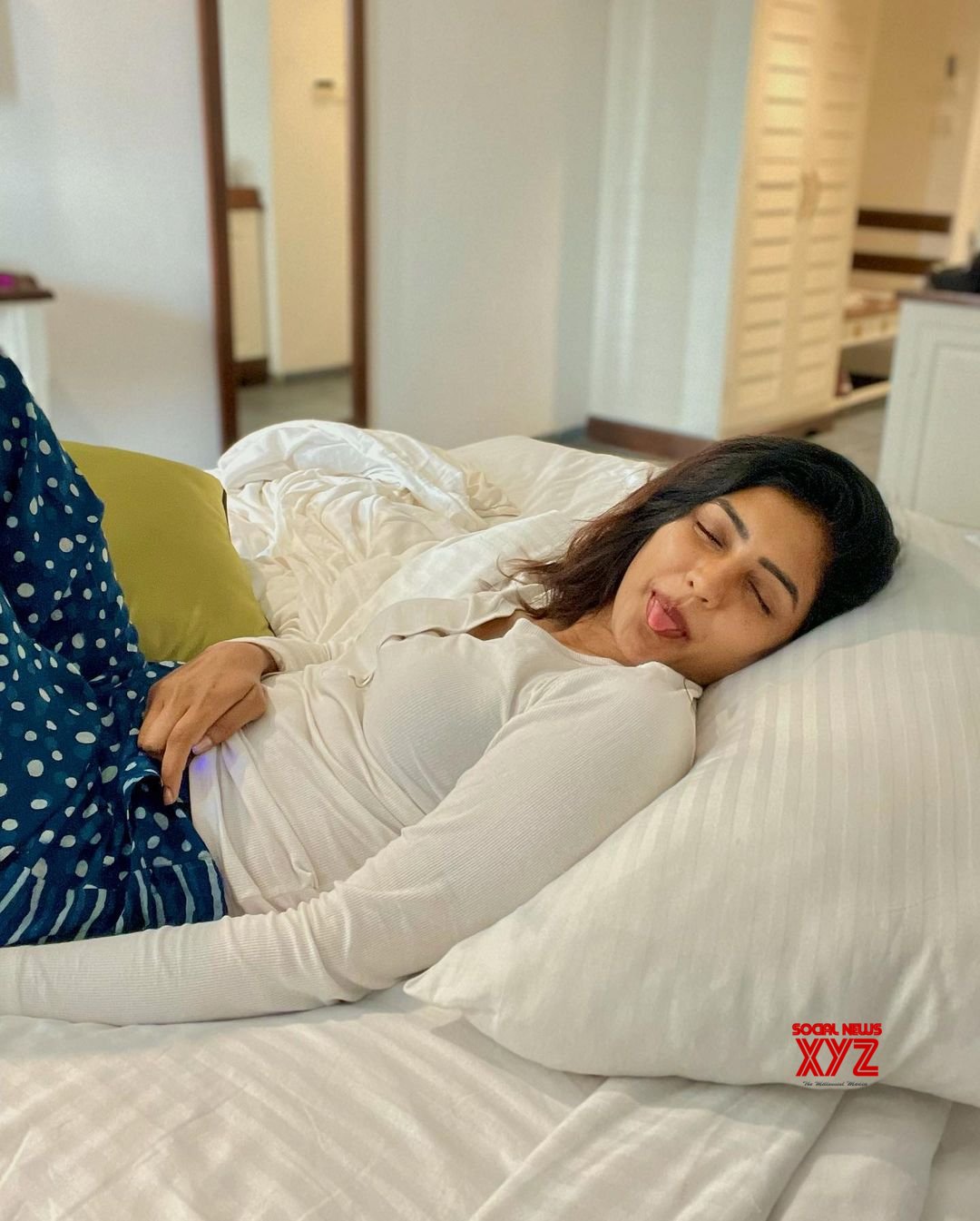 Actress Eesha Gupta New Hot And Glamour Stills - Social News XYZ