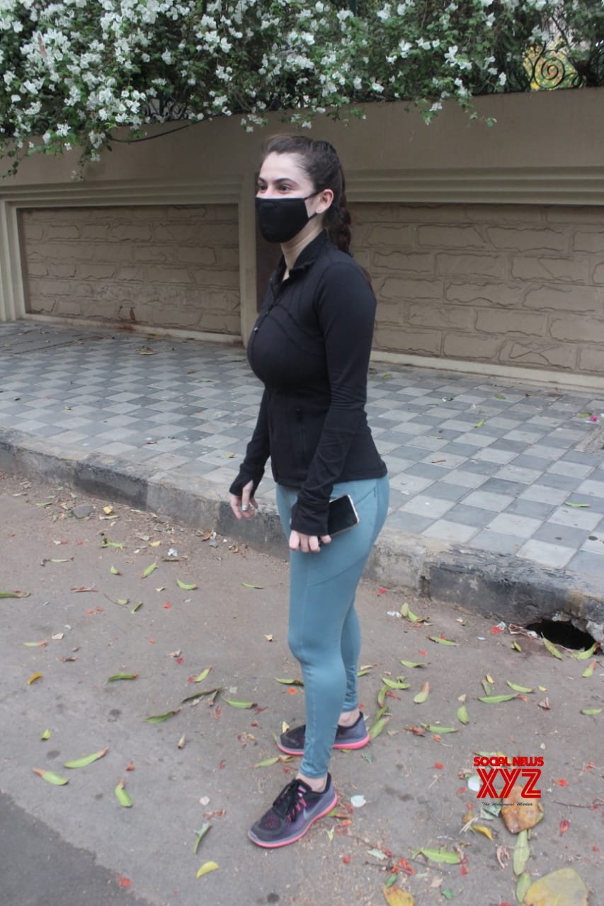 Actress Shivalika Oberoi Spotted At Andheri - Gallery - Social News XYZ