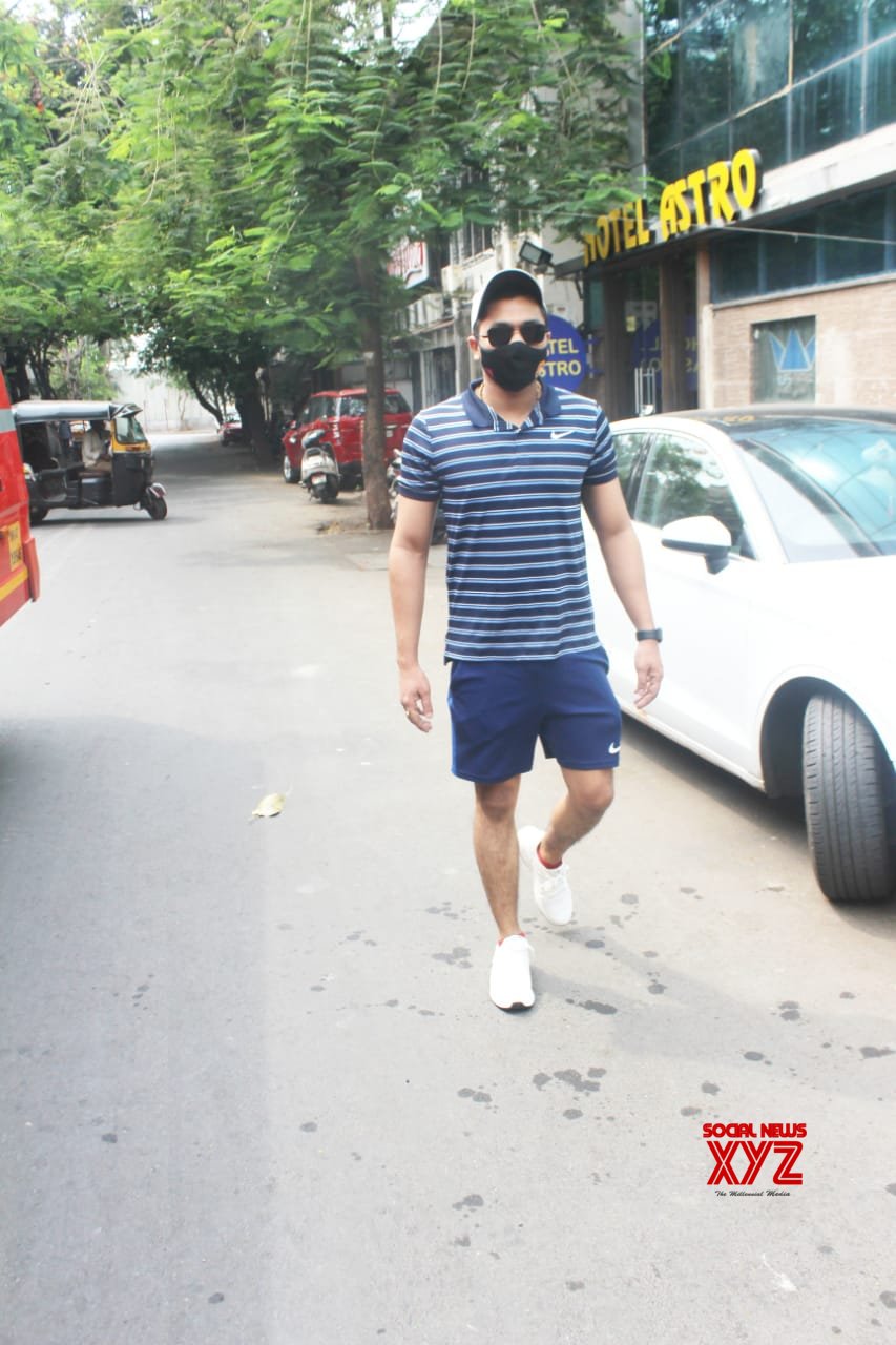Prashant Bajaj Spotted In Andheri - Gallery - Social News XYZ