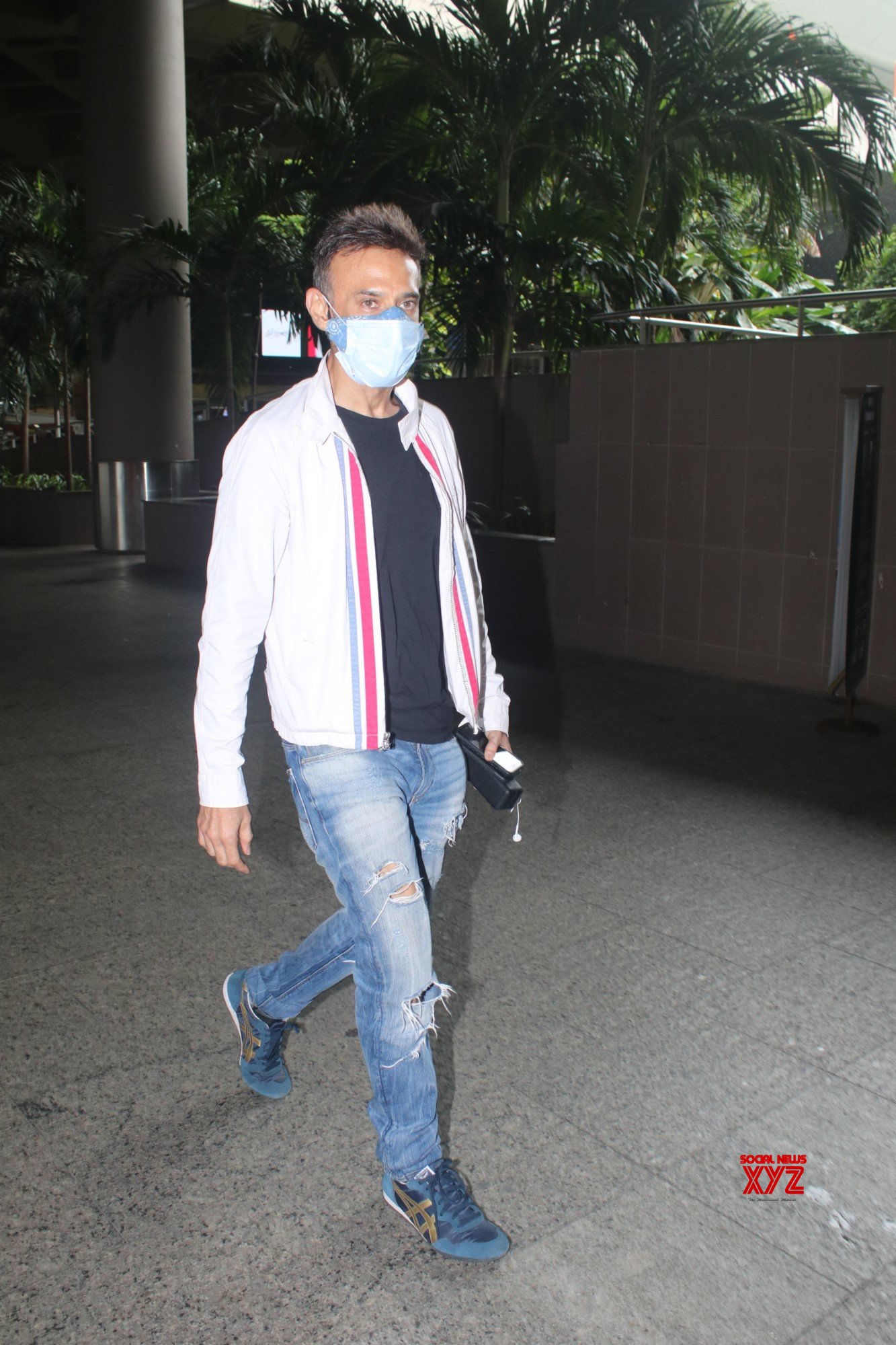 Rahul Dev Spotted At Airport Departure - Gallery - Social News XYZ