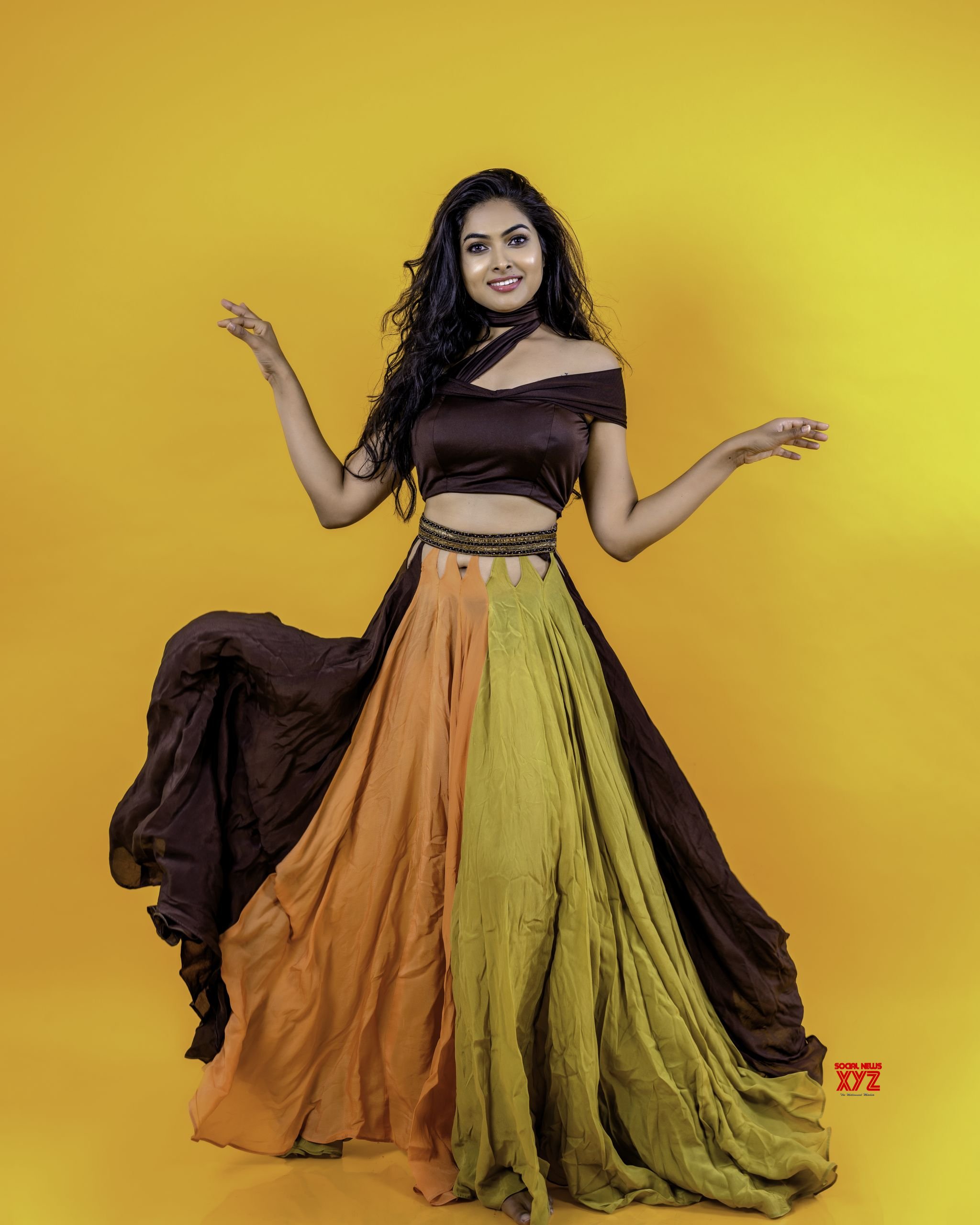Actress Divi Vadthya Stunning New Stills - Social News XYZ