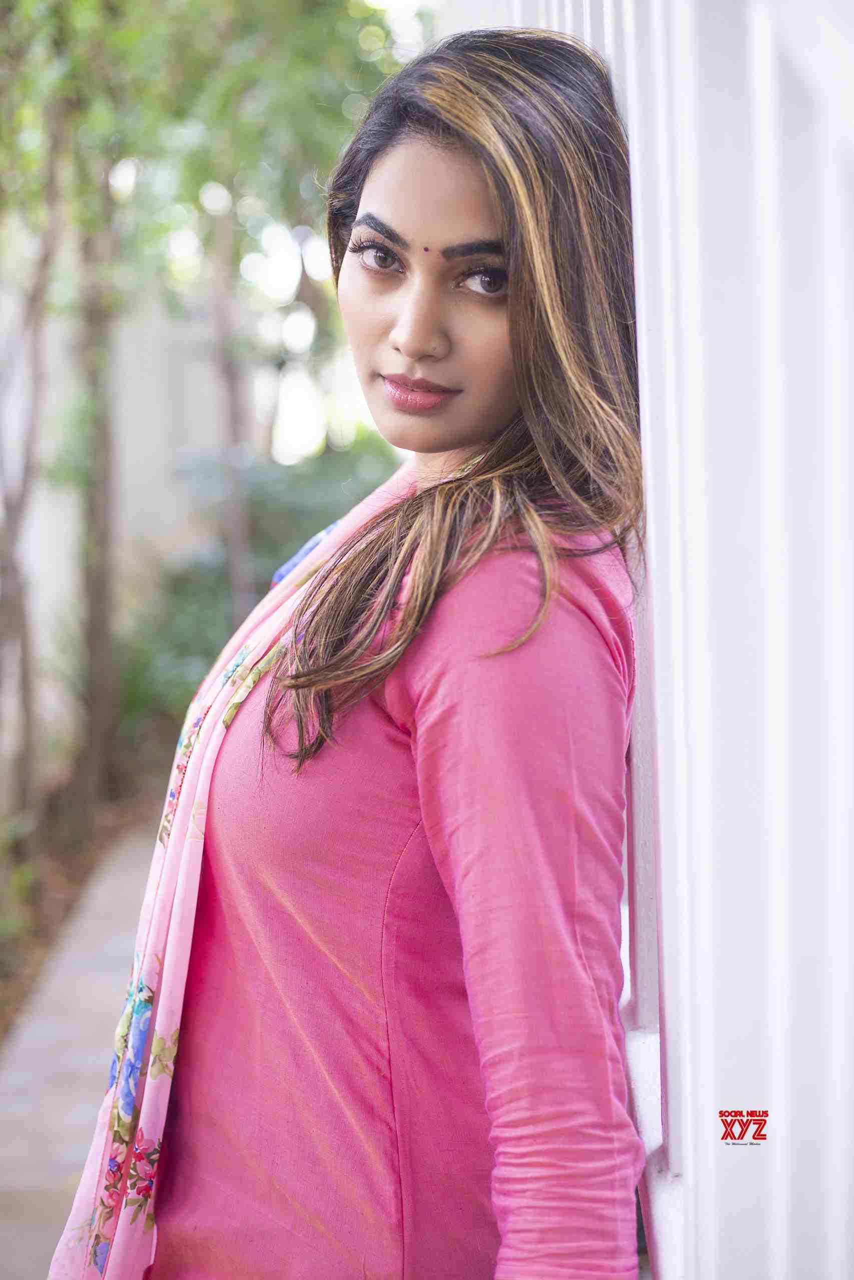 Actress Spandana Glam New HD Stills - Social News XYZ