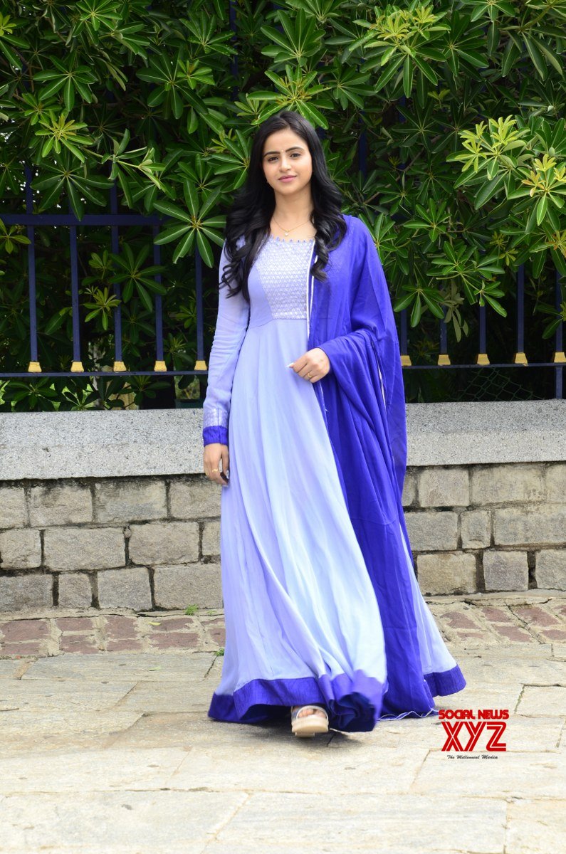 Actress Naveena Reddy Glam Latest Stills - Social News XYZ