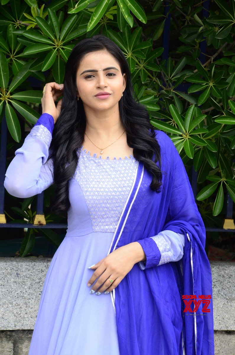 Actress Naveena Reddy Glam Latest Stills - Social News XYZ