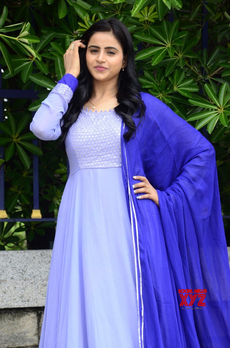 Actress Naveena Reddy Glam Latest Stills - Social News XYZ