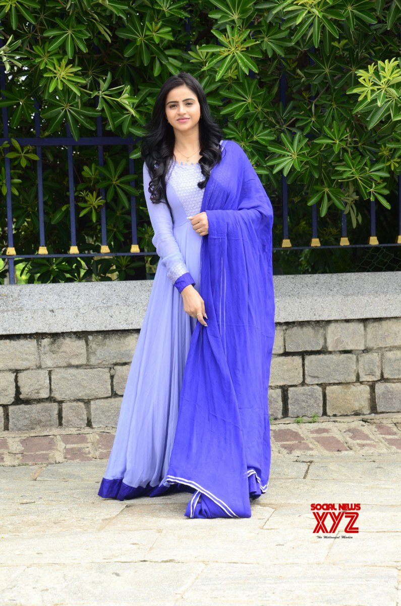 Actress Naveena Reddy Glam Latest Stills - Social News XYZ