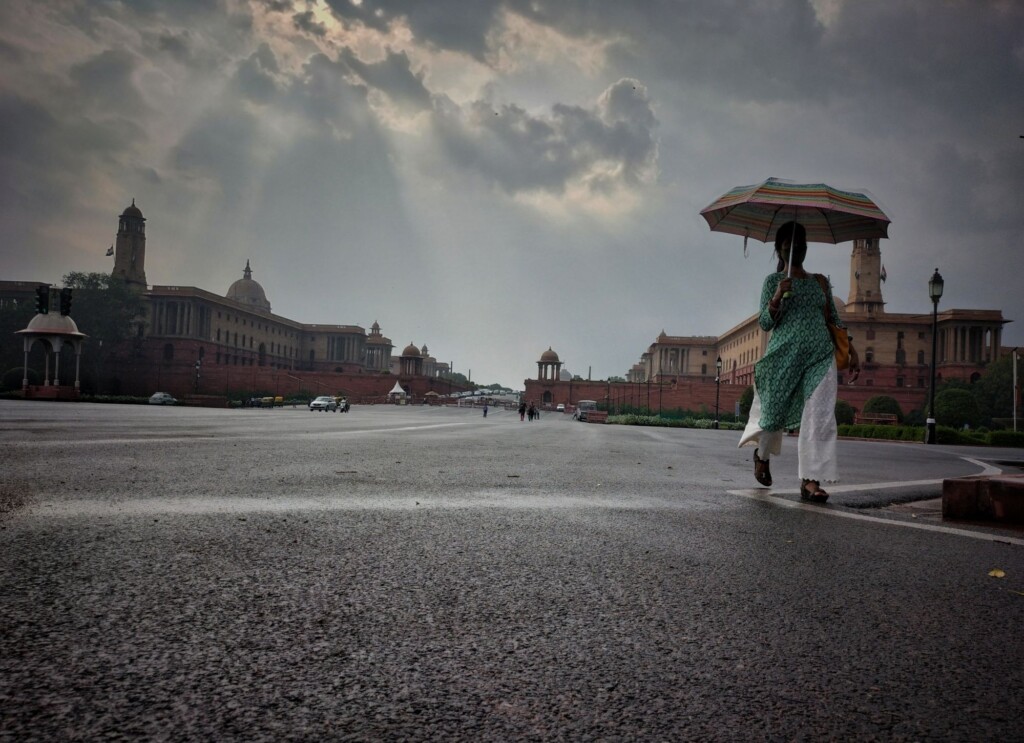 Delhi wakes up to light rain, slight drop in temperature - Social News XYZ
