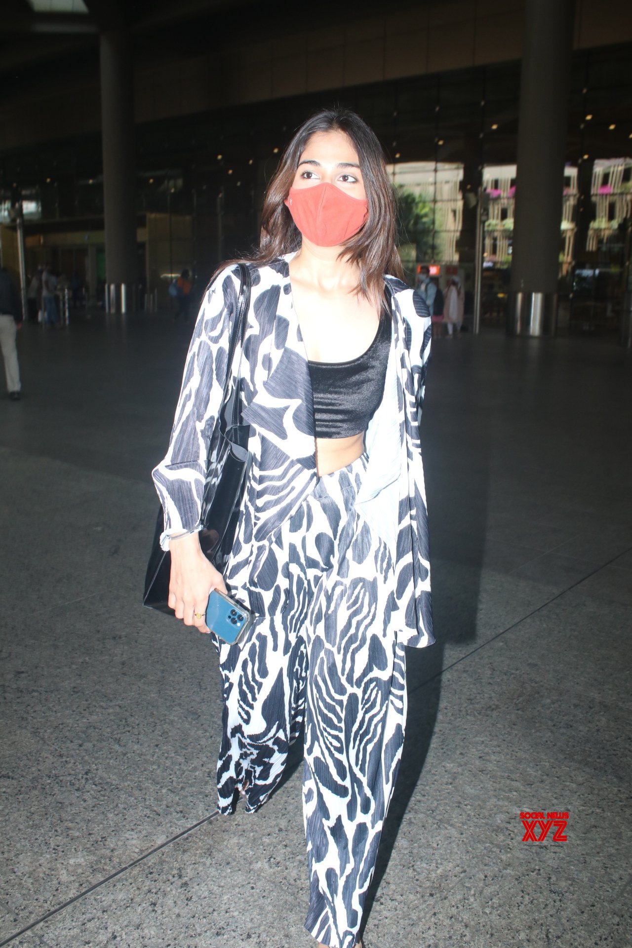 Actress Vidhi Pandya Spotted At Airport Arrival - Gallery - Social News XYZ