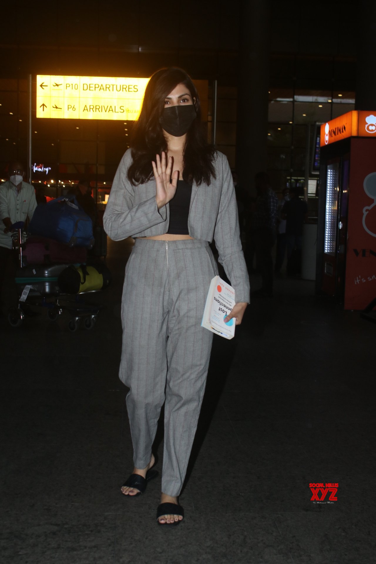 Actress Rhea Chakraborty Spotted At Airport Arrival - Gallery - Social ...