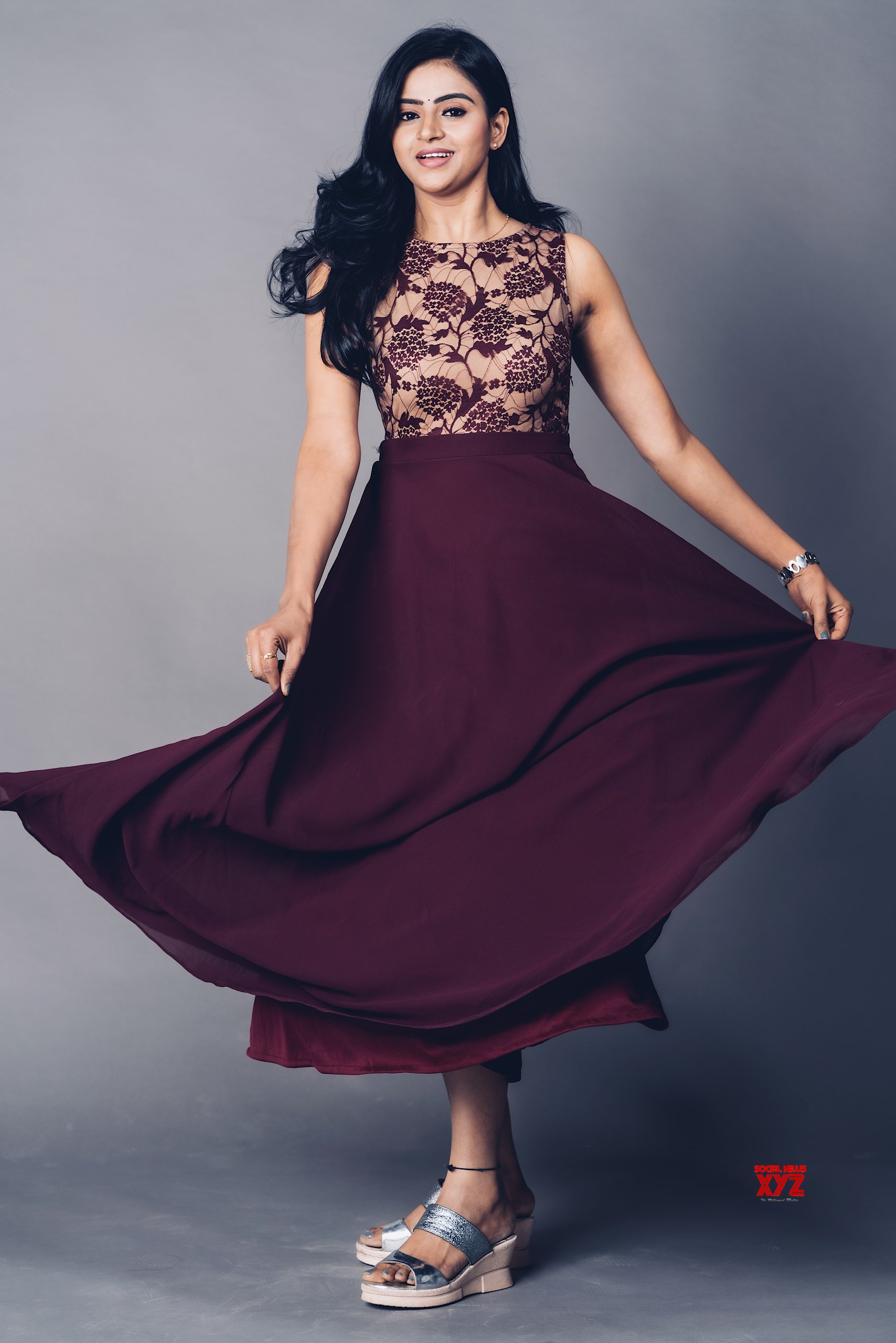 Actress Naveena Reddy Latest Glamour HD Stills - Social News XYZ