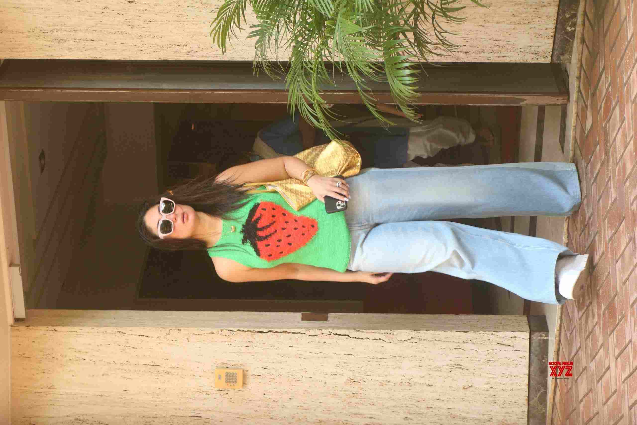 Kareena Kapoor And Taimur Ali Khan Spotted Outside Her Residence ...