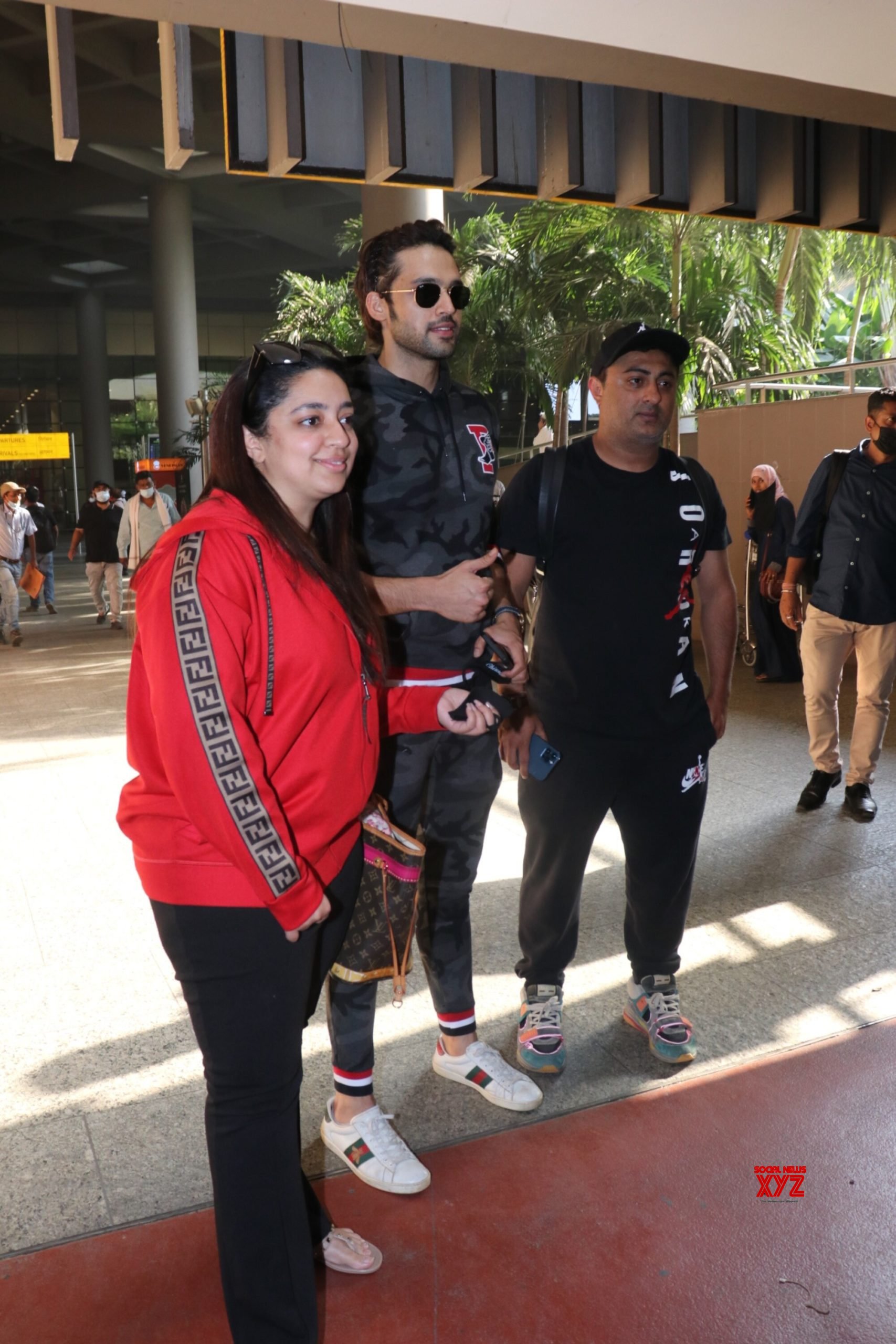 Parth Samthaan And JP Dutta Family Spotted At Airport Arrival - Gallery ...