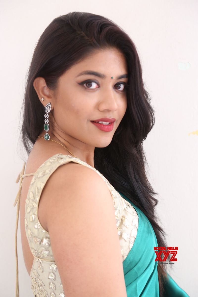 Actress Malavika Stills From Bommala Koluvu Movie Release Date ...