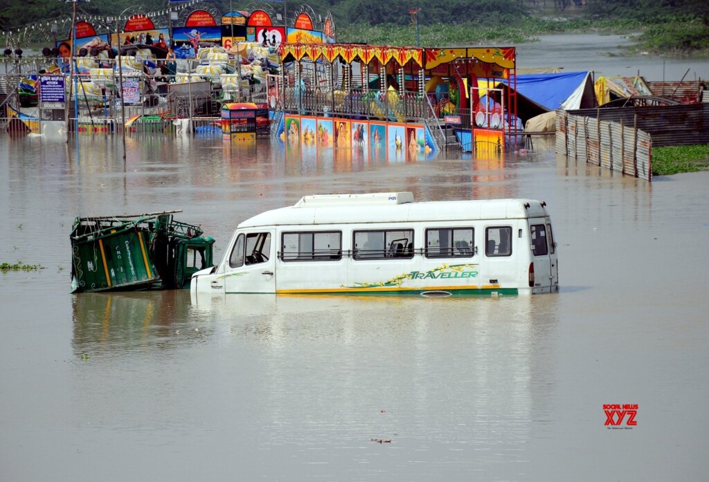 New Delhi: A mini bus submerged in flood water of Yamuna river #Gallery ...