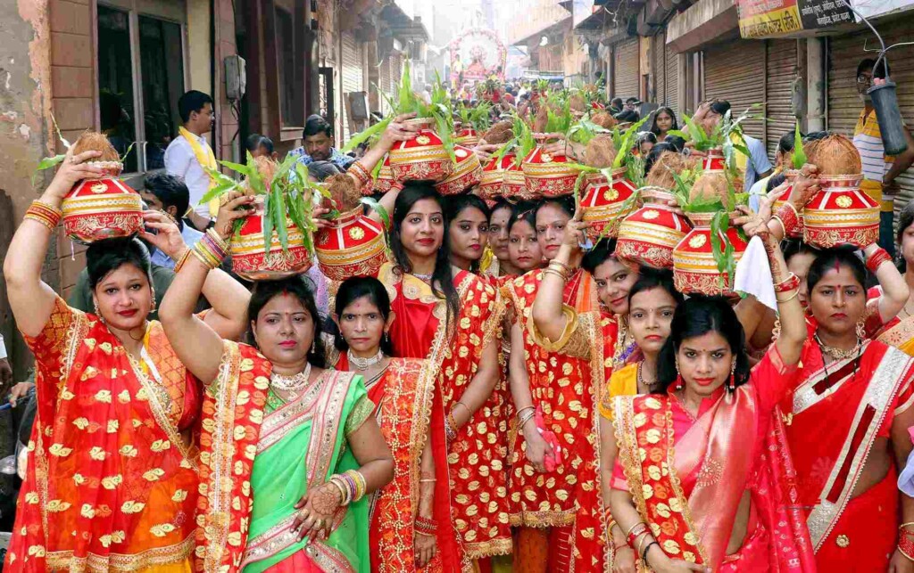 Mathura: Married women carrying 'Kalash' take out 'Kalash Yatra' # ...