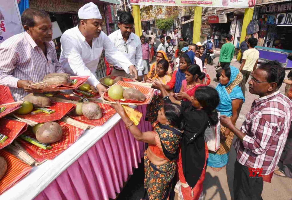 Patna : People of Muslim community distributes coconut to Hindu ...