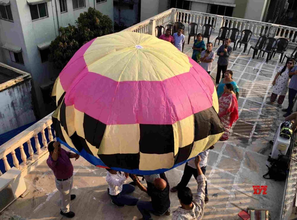 Kolkata :Participates release hot air balloons during Fanush festival ...