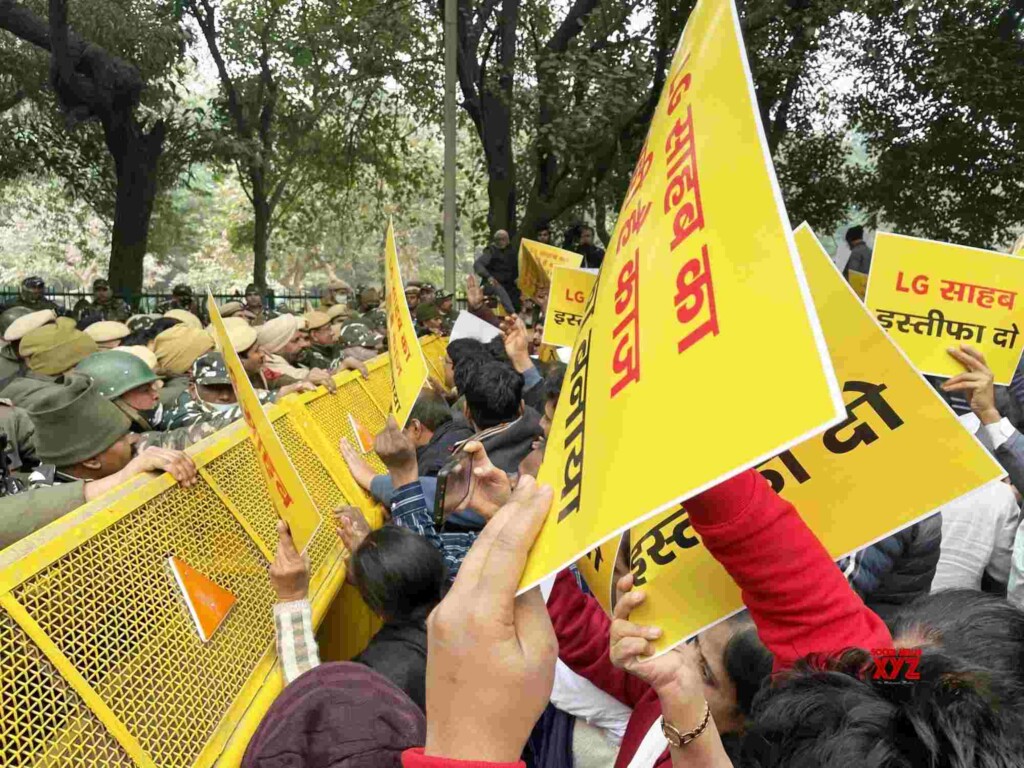 New Delhi: AAP workers stage a protest outside the residence of Delhi ...