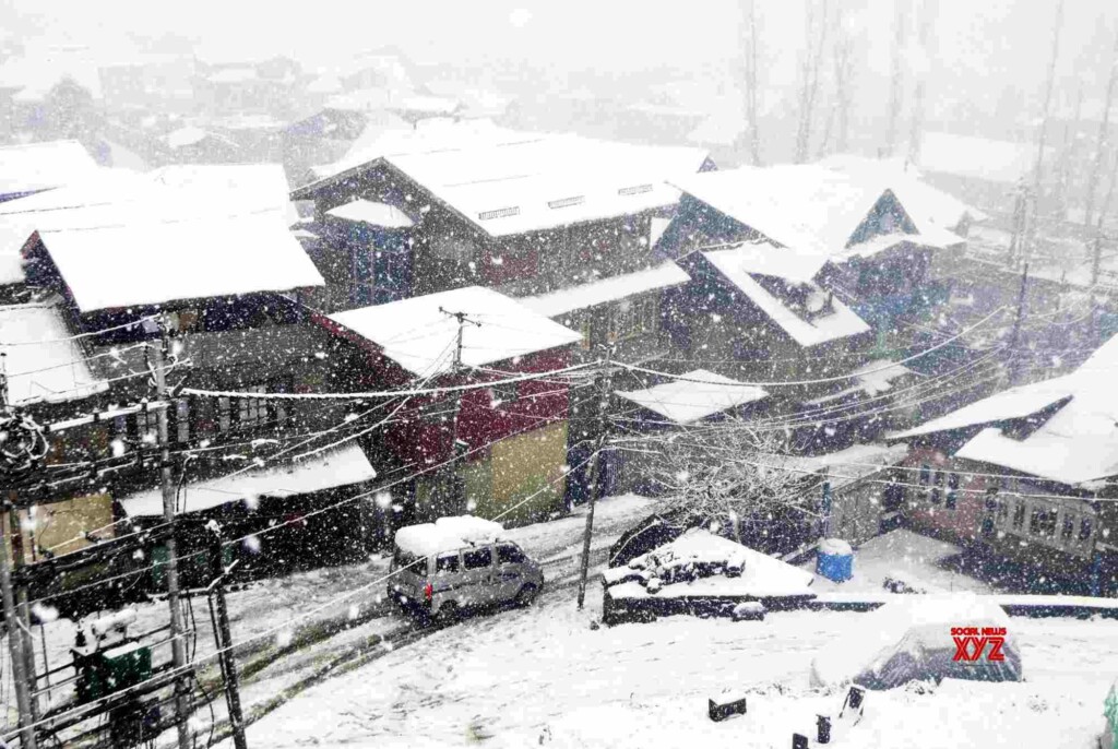 Baramulla : A view of the rooftop covered with snow due to heavy ...