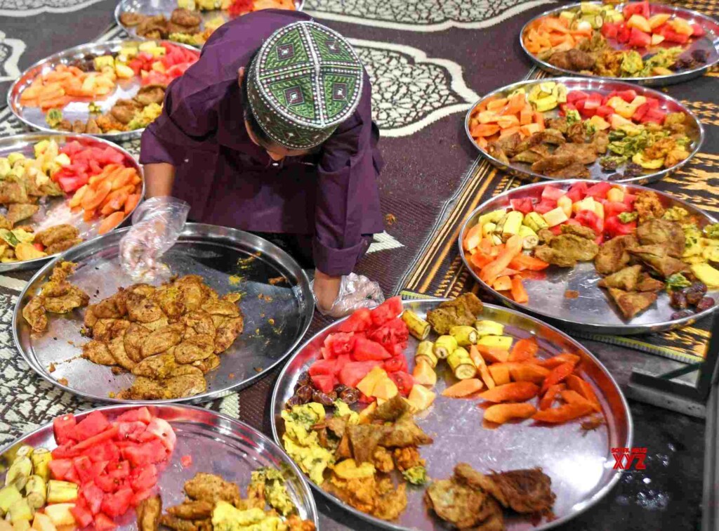Mumbai: A Muslim devotee arranges food for 'Iftar' #Gallery - Social ...