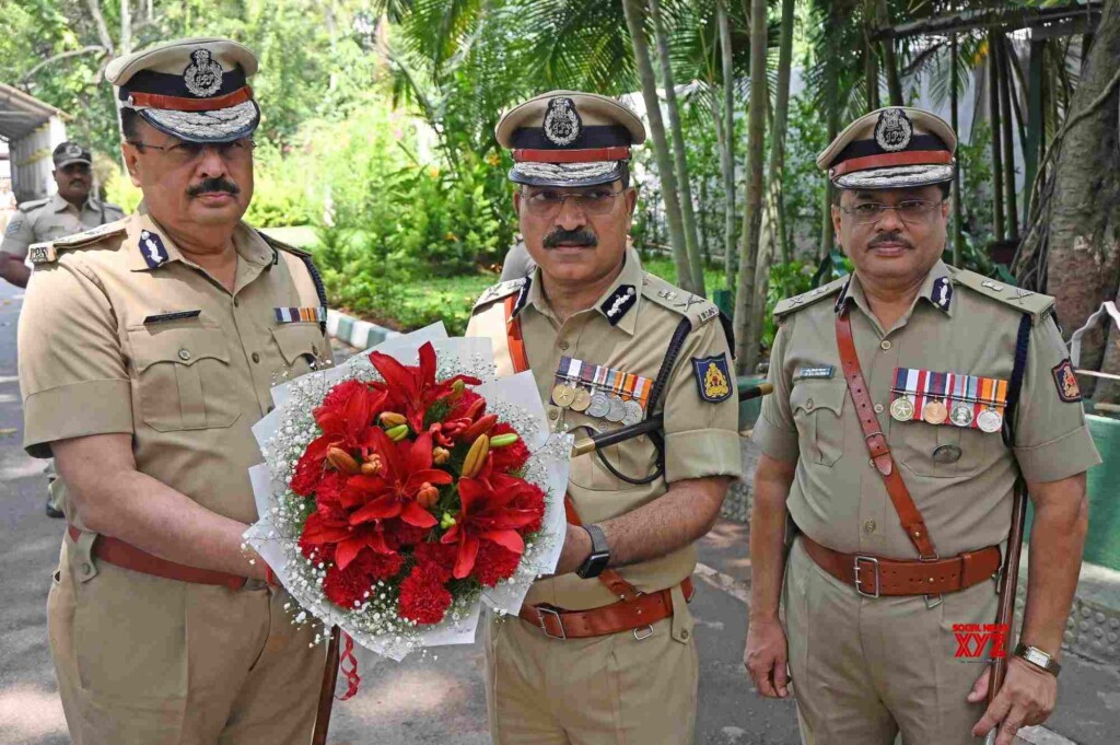 Bengaluru: IG and DG Alok Mohan being welcomed by Police Commissioner ...