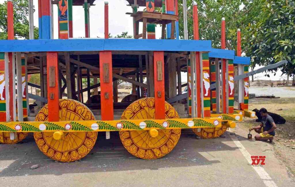 Ranchi : Artists give finishing touches to the wheels of Rath or ...