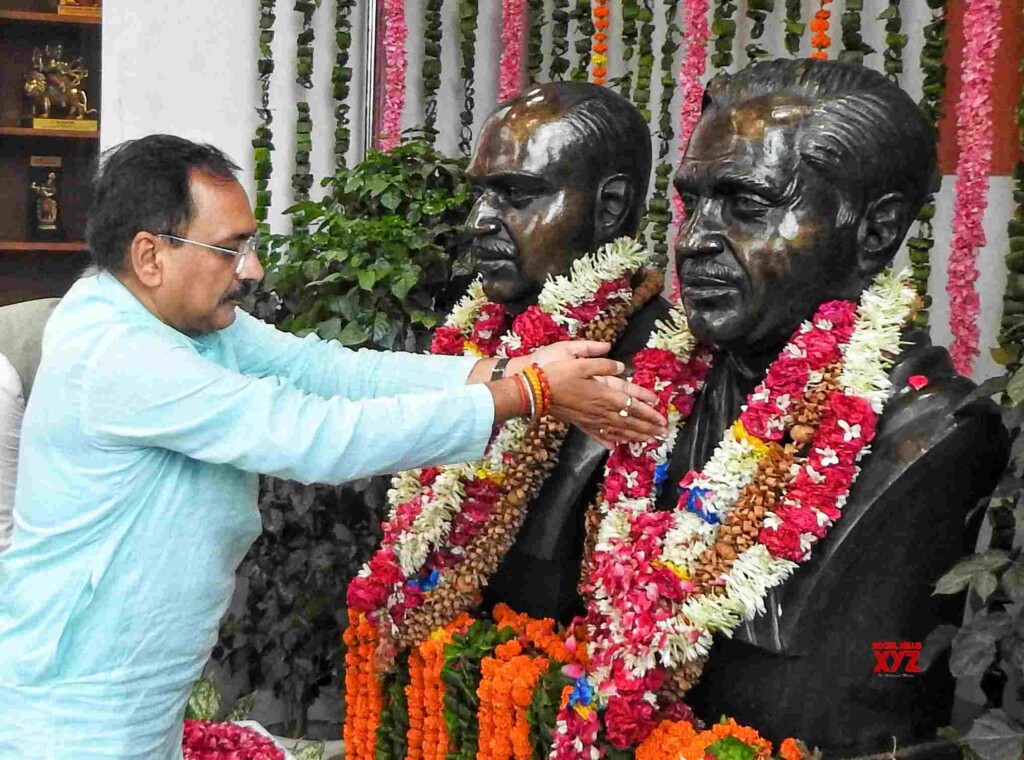 New Delhi: Delhi BJP President Virendra Sachdeva pays floral tributes ...