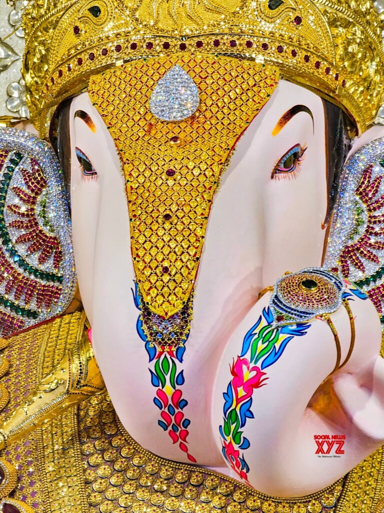 Pune: Bollywood actor and Solitario Diamonds owner Vivek Oberoi offers ...