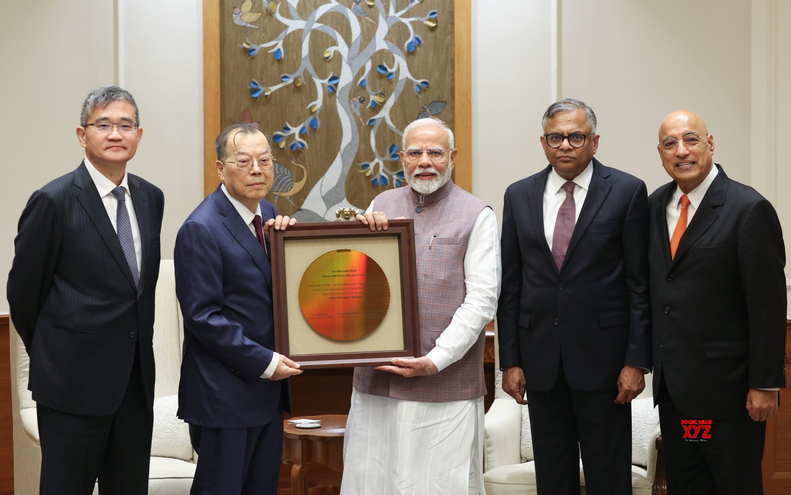 New Delhi: Prime Minister Narendra Modi interacts with the leadership ...