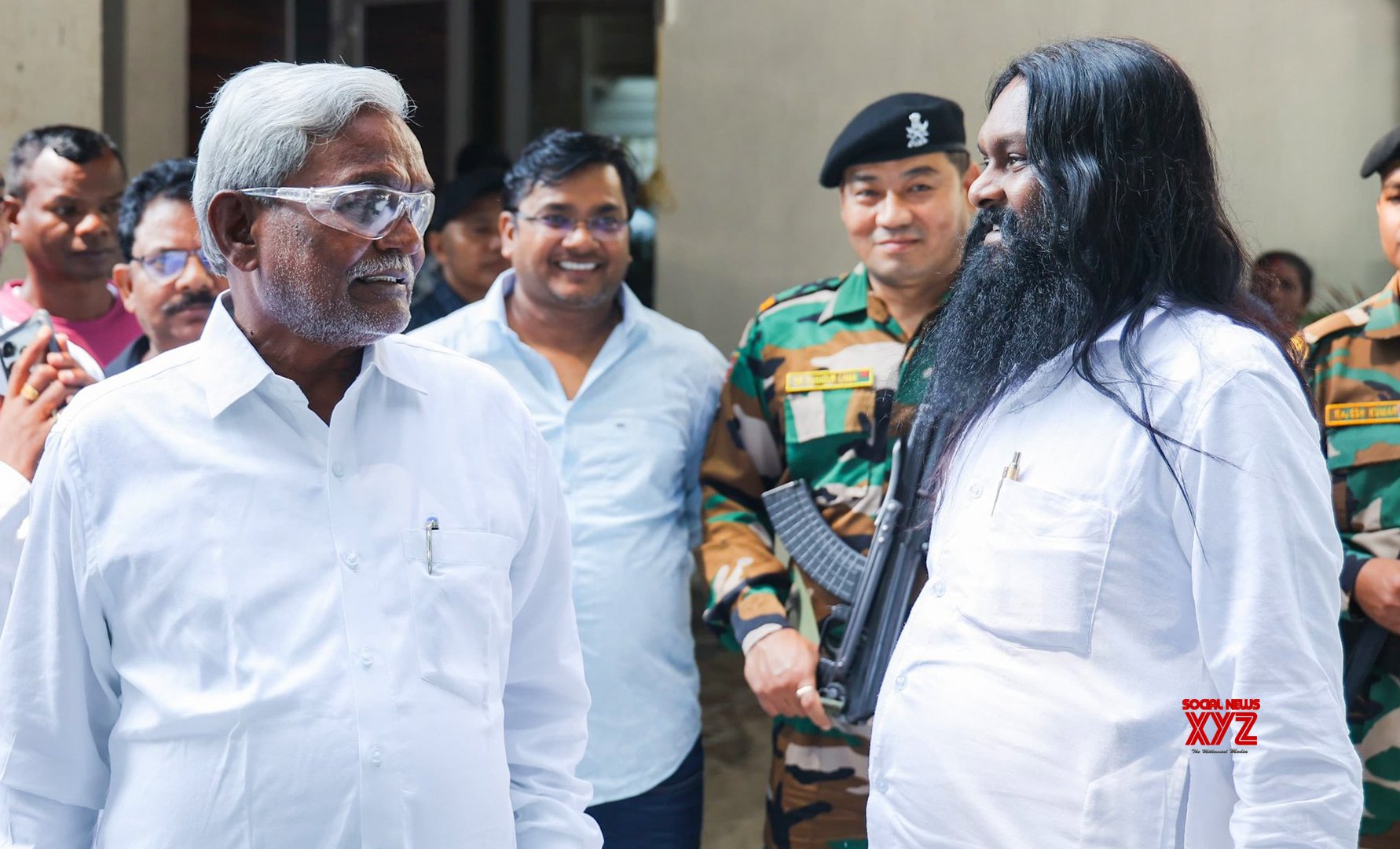 Ranchi: Former Jharkhand Chief Minister Champai Soren meets Babulal Soren #Gallery - Social News XYZ