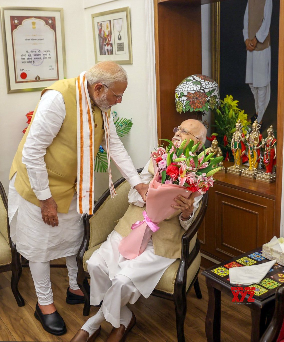 New Delhi: Prime Minister Narendra Modi meets former Deputy Prime ...