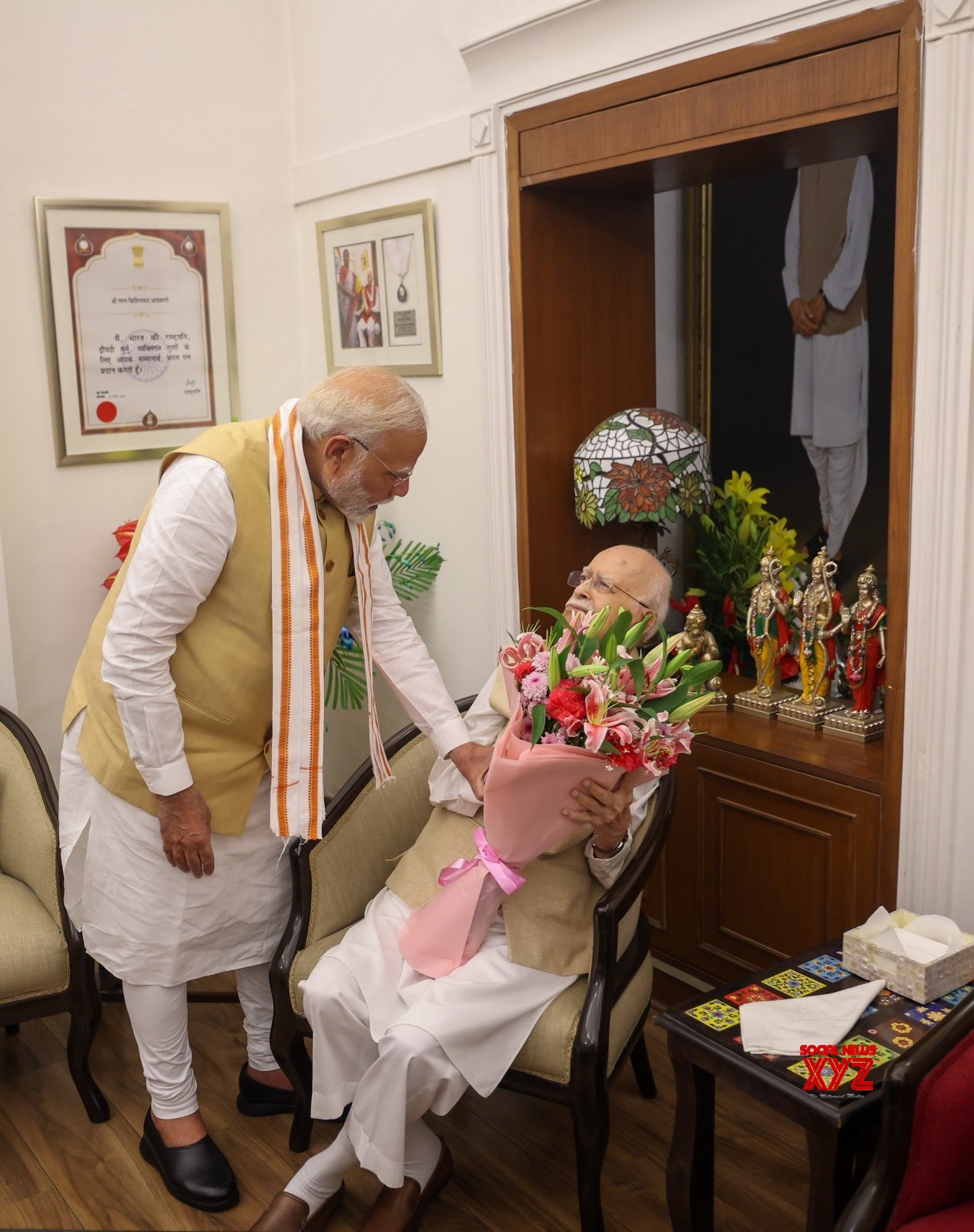 PM Modi visits Advani's residence to wish him on birthday, shares ...