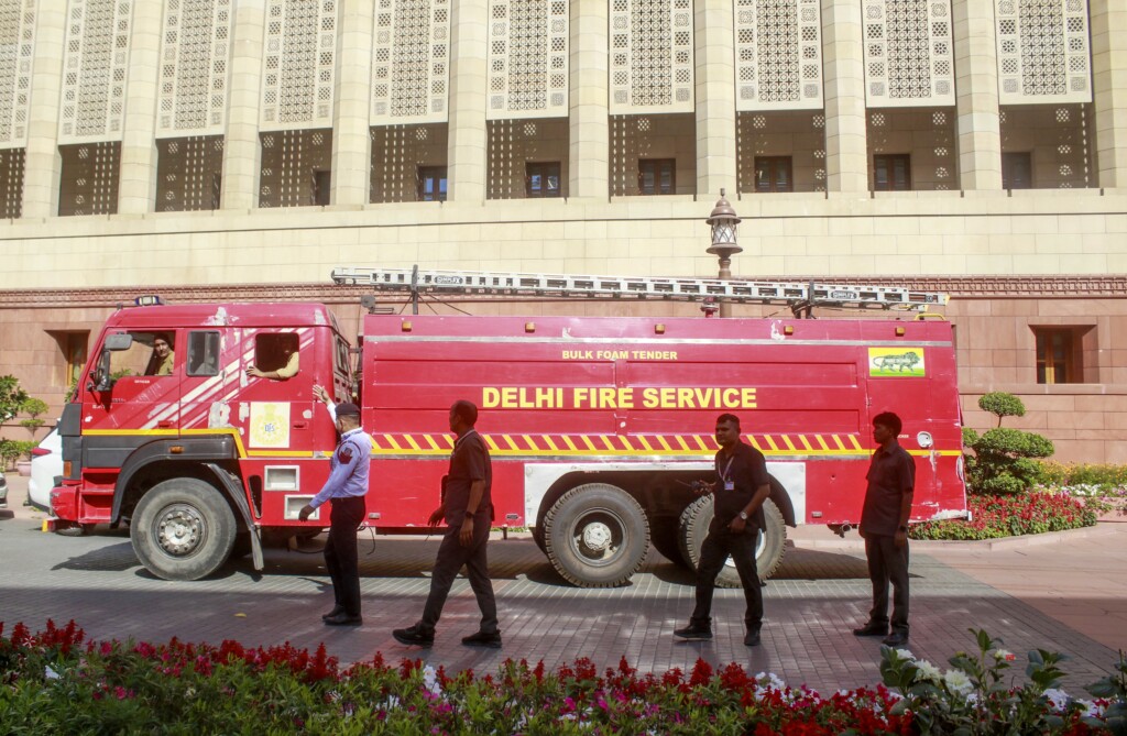 New Delhi: Fire Brigade Deployed at Parliament for Safety Check #Gallery - Social News XYZ