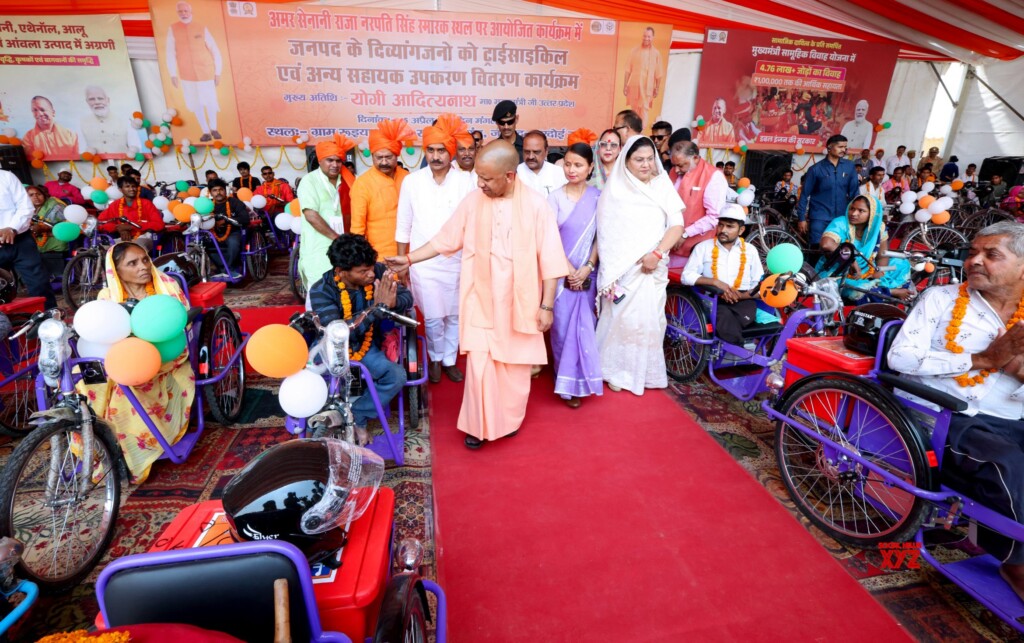 Hardoi: UP CM inaugurates and lays the foundation stone of development ...