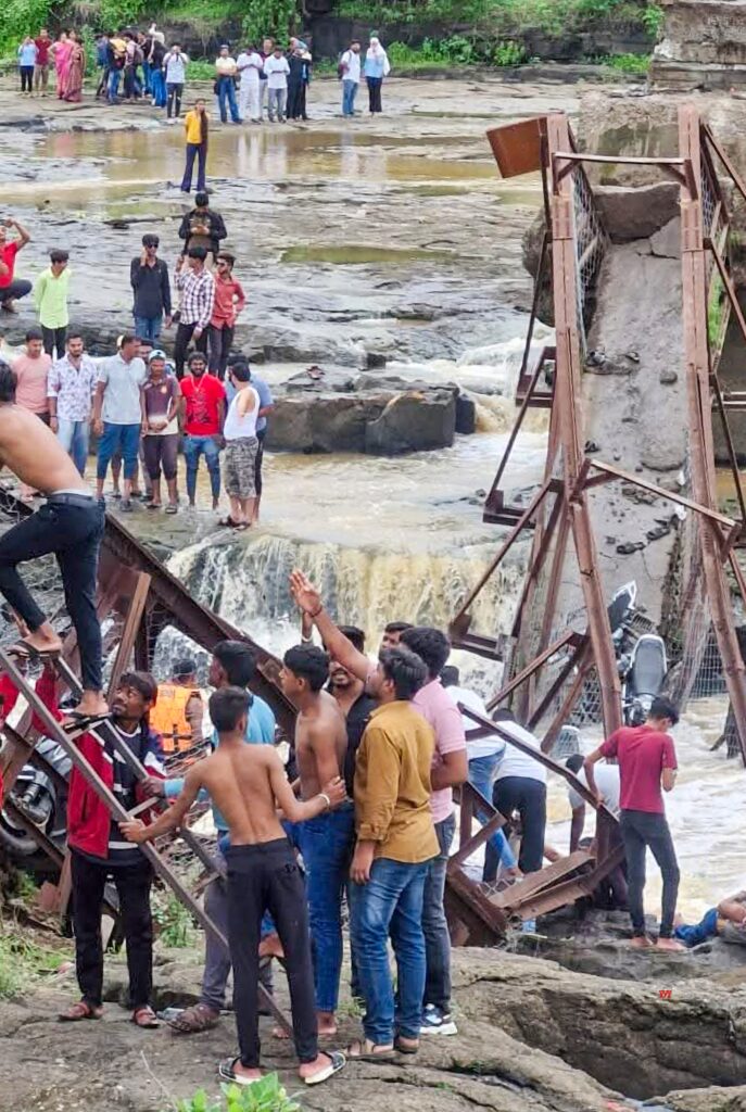 Pune: A bridge collapses on the Indrayani River #Gallery - Social News XYZ