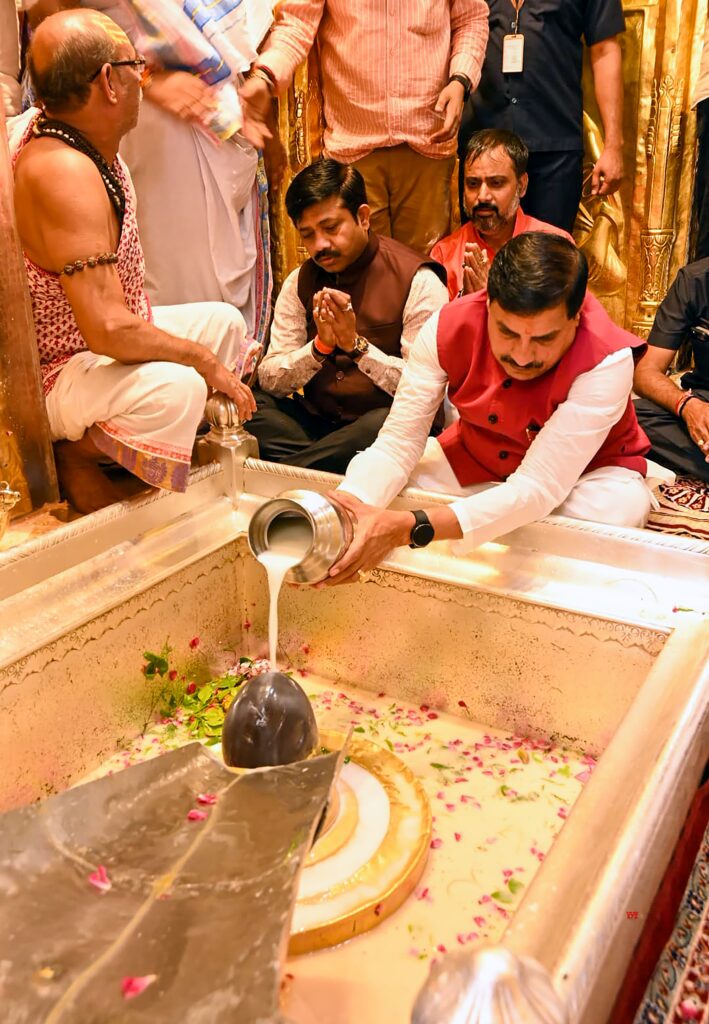 Varanasi: Mohan Yadav offers prayer at Kashi Vishwanath Temple #Gallery - Social News XYZ