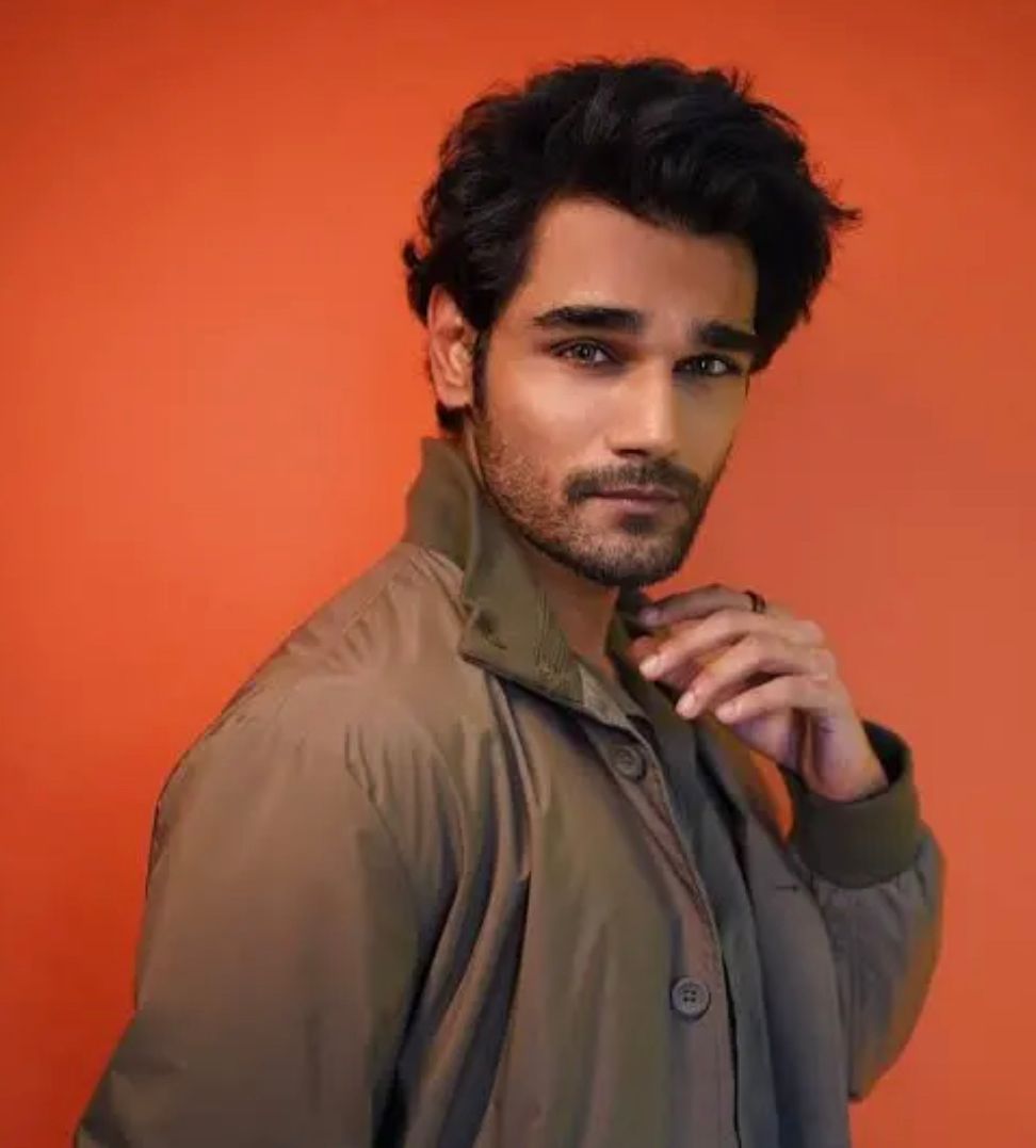 Is Singer Yasser Desai Trying to Take His Own Life? Man Trying to Jump ...